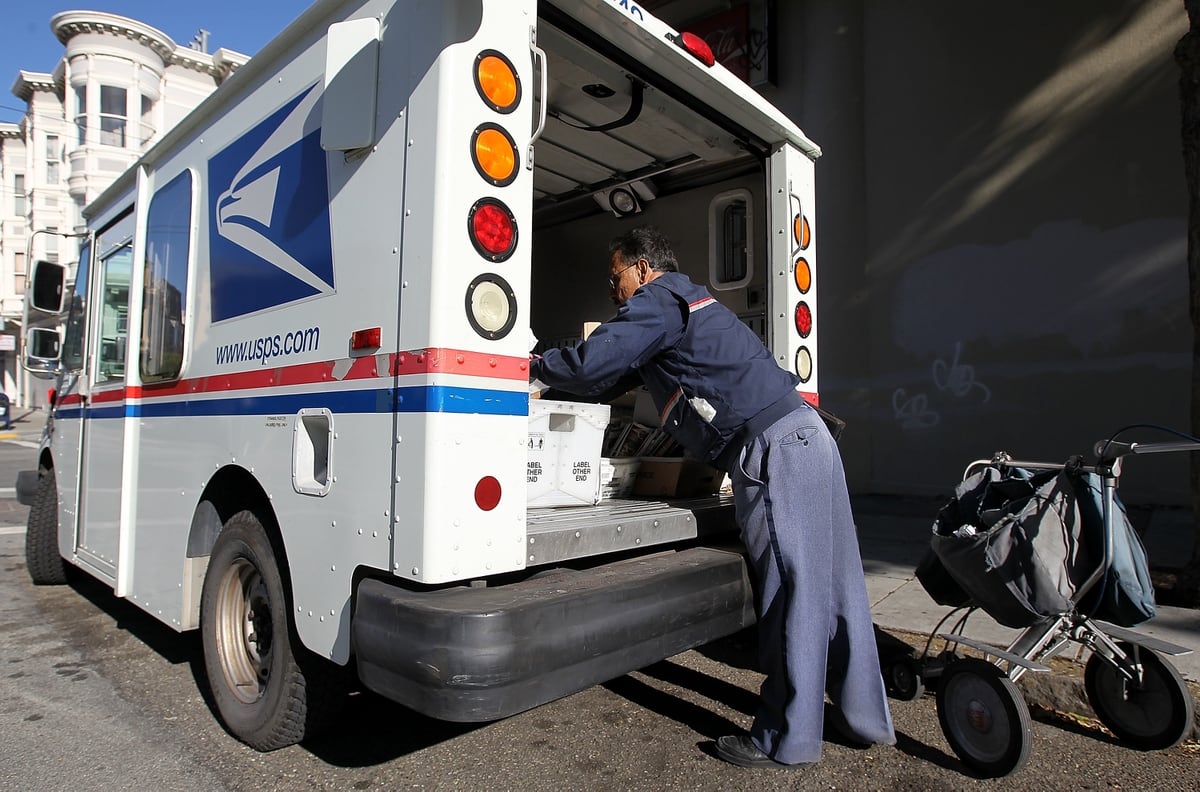 Postal task force recommends changing employee pay, retirement