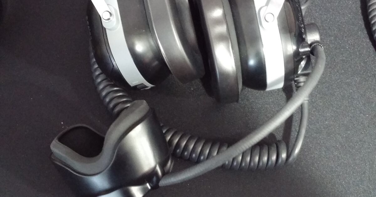 Flight Deck Headset Compensates for F-35 Engine Noise