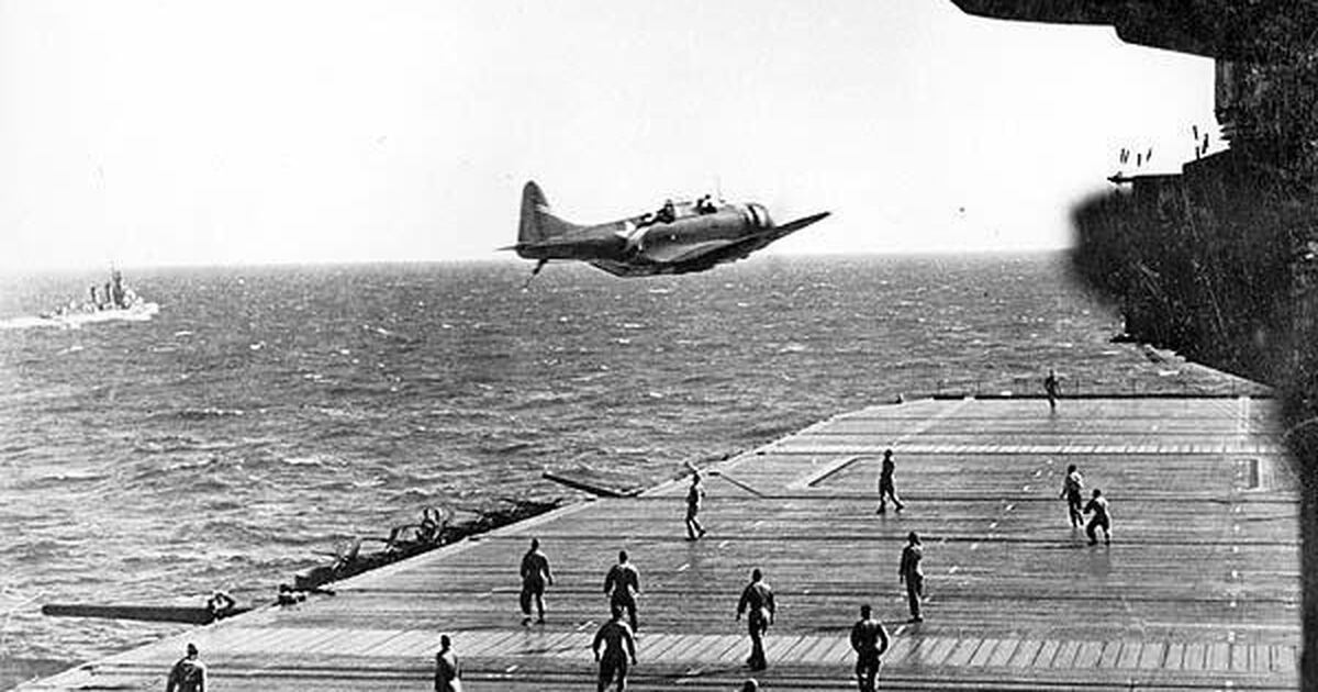 Marines and sailors practice fighting at sea using an 80-year-old ...