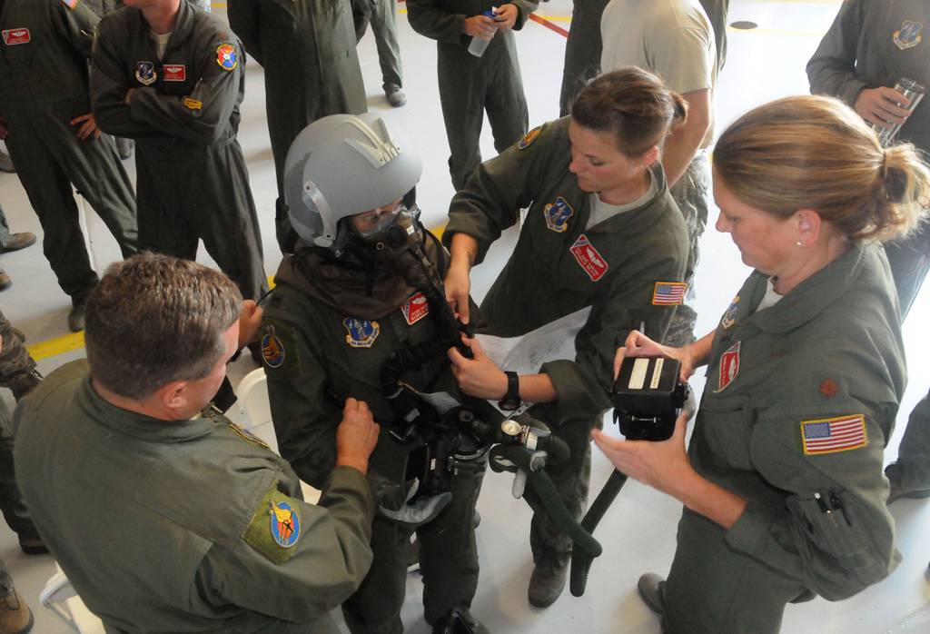 Air Force: Airmen in flight suits can now pull up their sleeves to ...