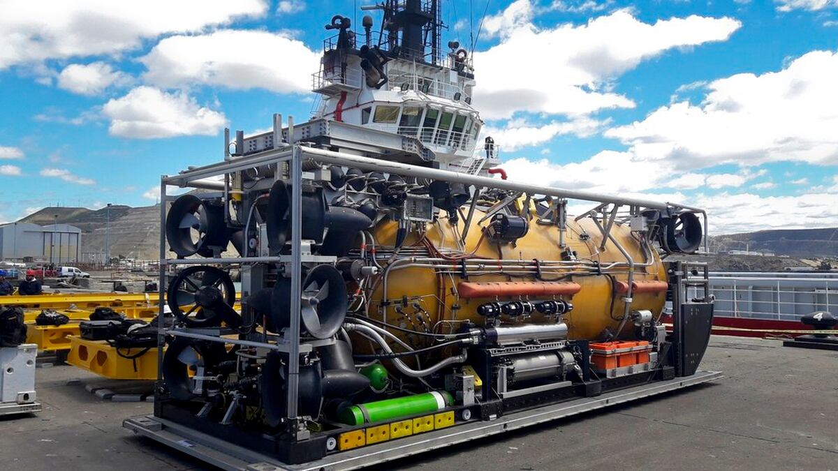 US Navy undersea rescue module arriving to sub area in Argentina