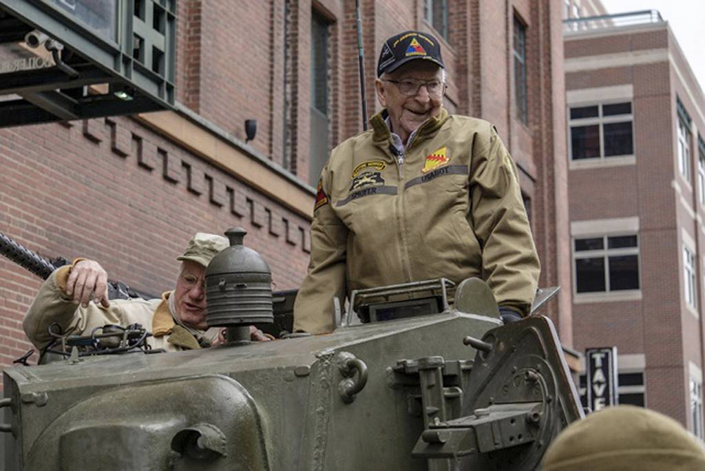WWII tank gunner, now 95, pays tribute to the highest-ranking American ...