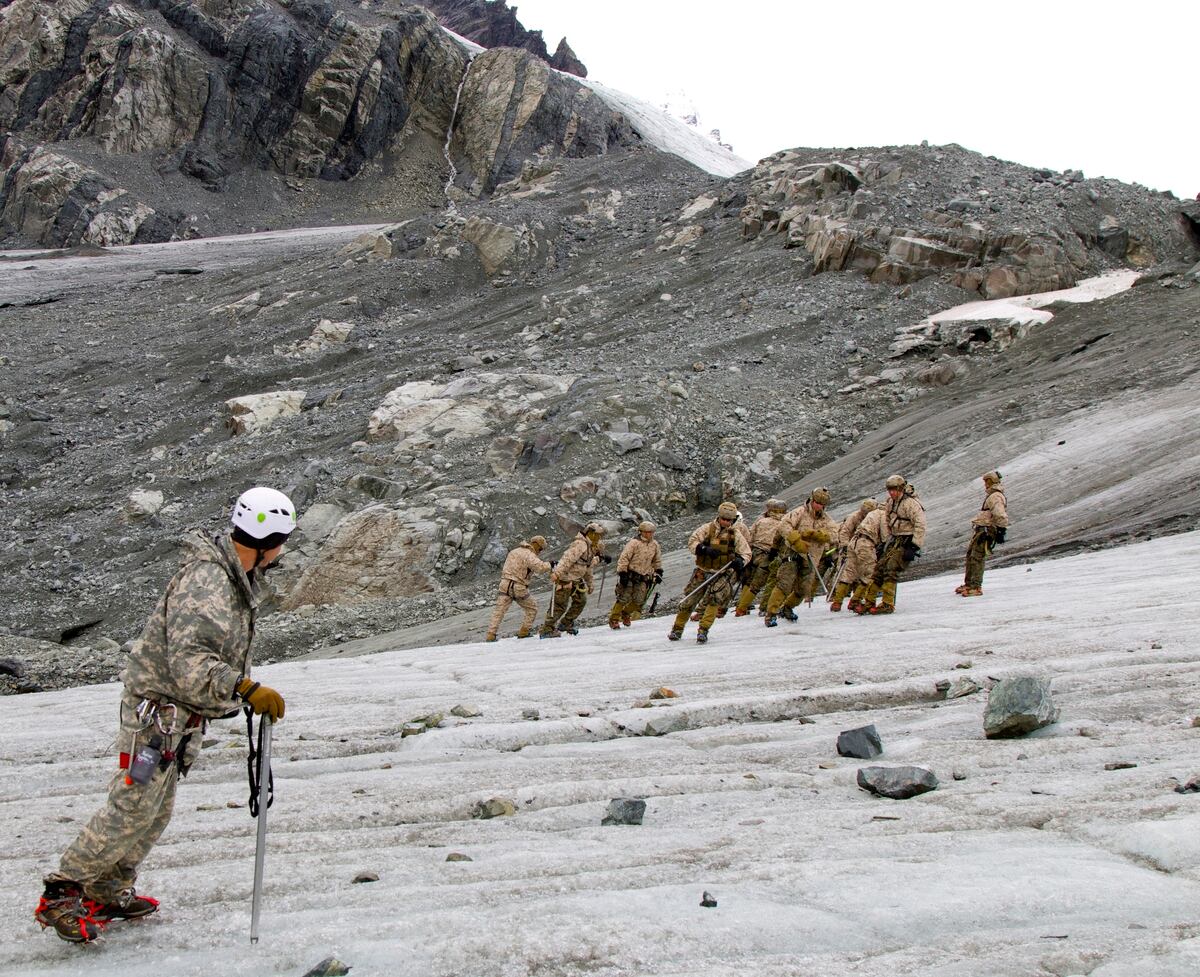 Soldiers train recon Marines on frigid Alaskan mountain