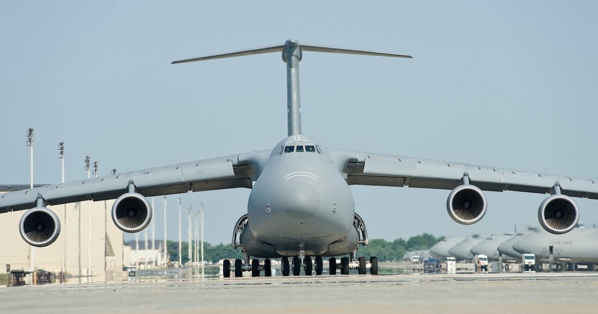 C-5 conducts nose gear-up emergency landing at Travis