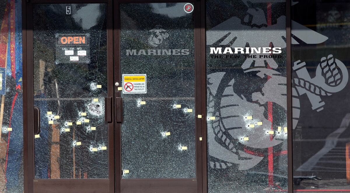 Chattanooga shooting investigation: Marine shielded his daughter from ...
