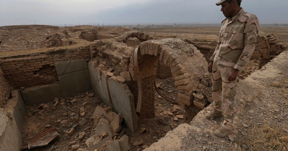 Turning Iraq history to rubble, leaving the mess to looters
