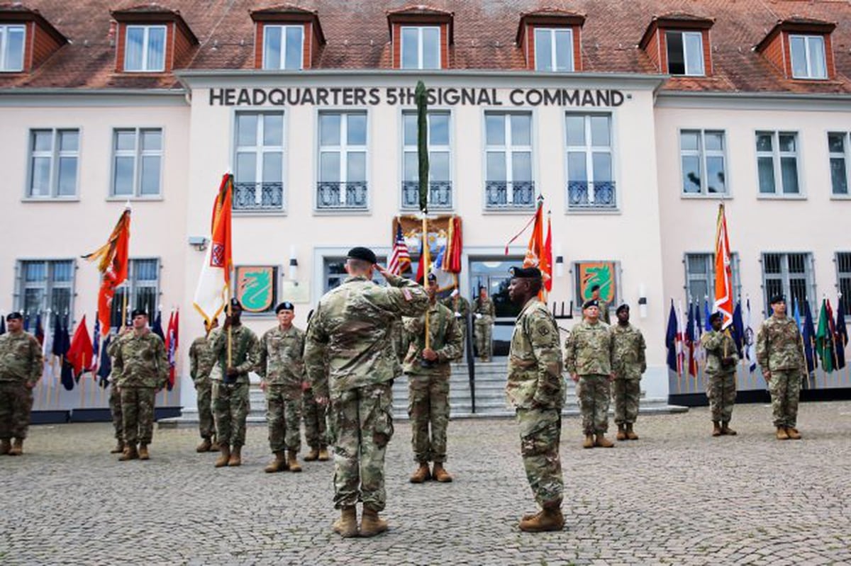 5th Signal Command cases colors in inactivation ceremony