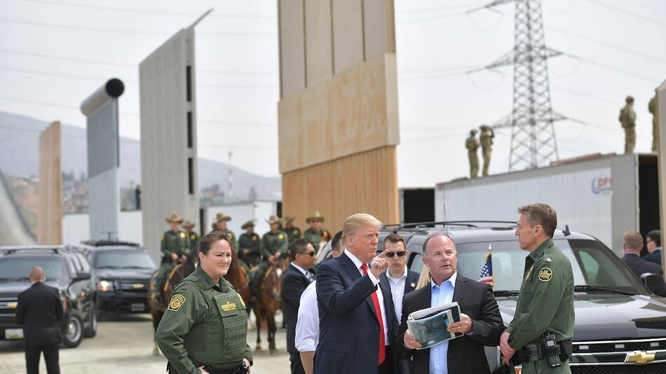 Trump inspects US-Mexico border wall prototypes