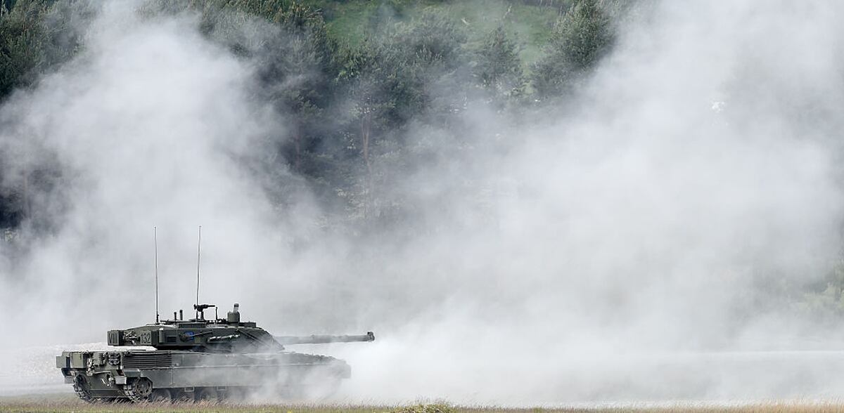 Italy defense budget drops in 2017