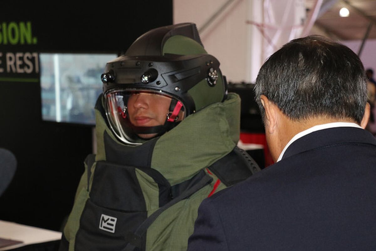 Stronger, 15% lighter bomb suit coming to explosive ordnance disposal ...
