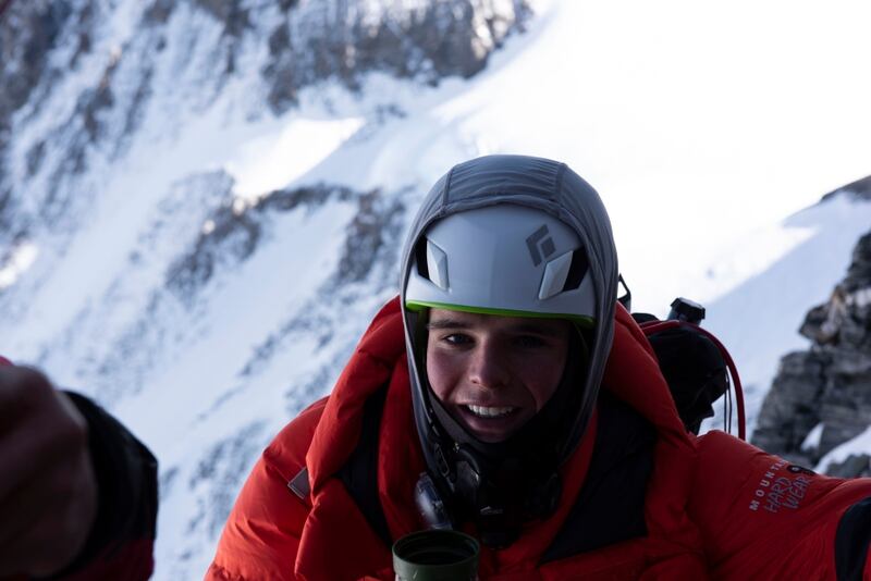 Mountaineer flies 7th Fleet flag on Earth’s highest peak