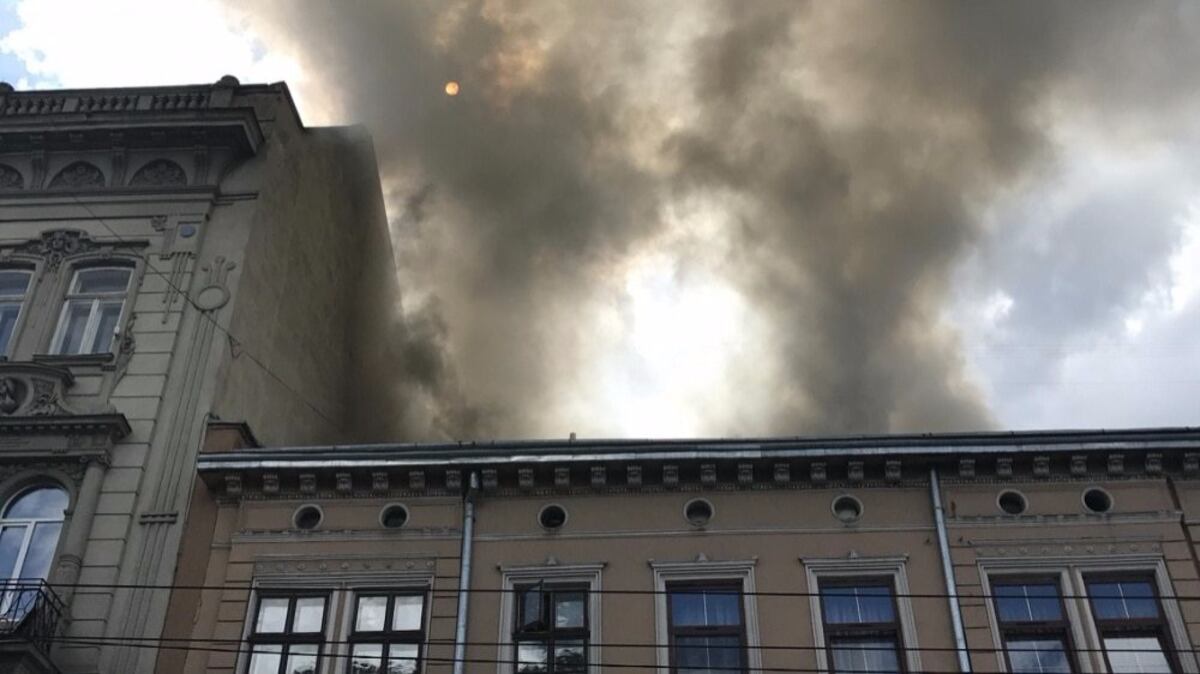 Soldiers rescue trapped residents in Ukraine apartment building fire