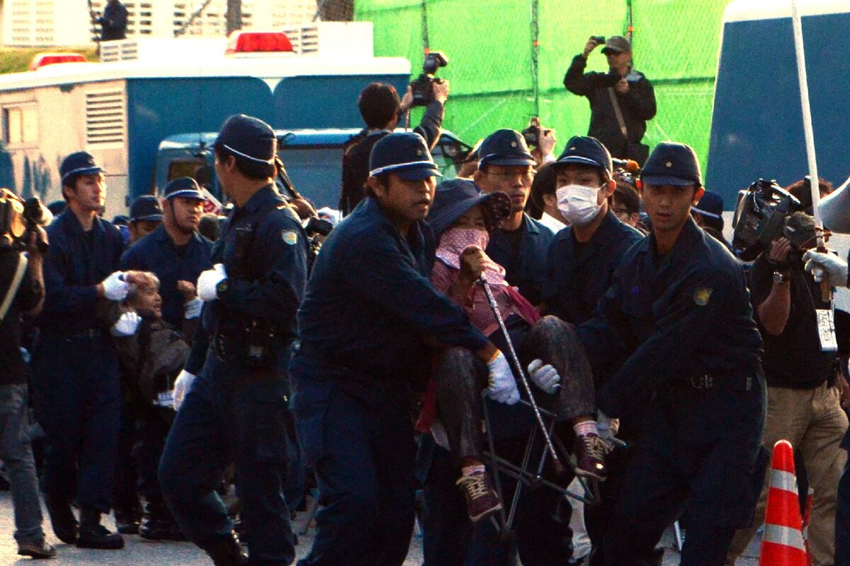 Protesters Dragged Away at US Military Base Demonstration in Japan