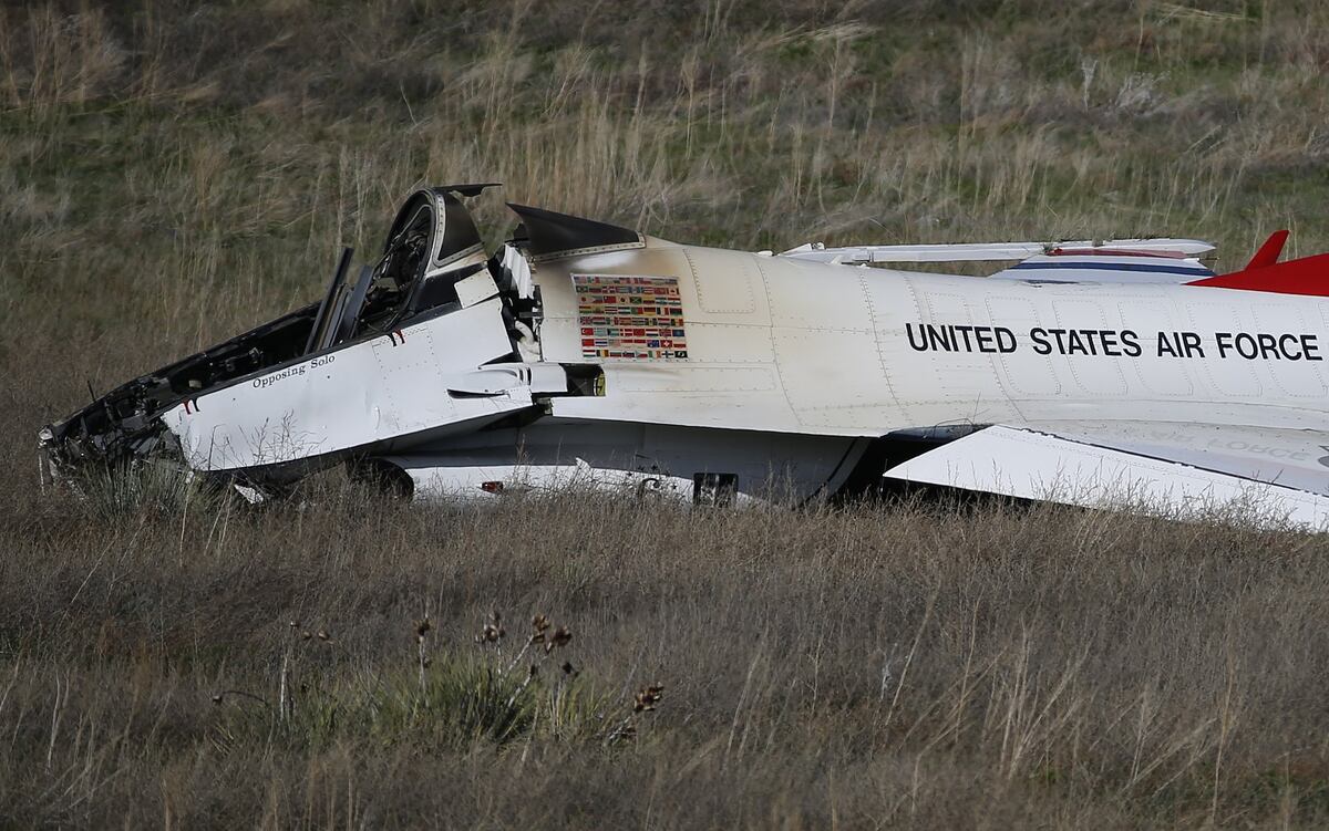 Report: Malfunction caused Thunderbird crash after academy flyover