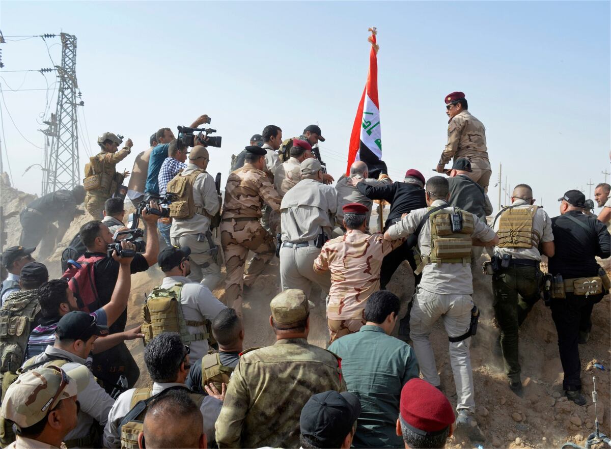 Iraqi PM raises flag at border crossing taken from ISIS