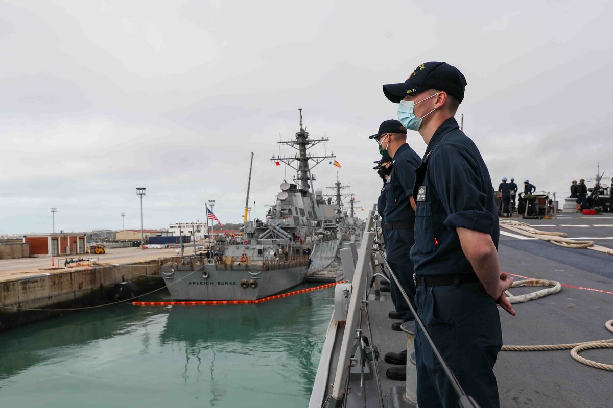 USS Ross departs Rota for home port shift to Norfolk