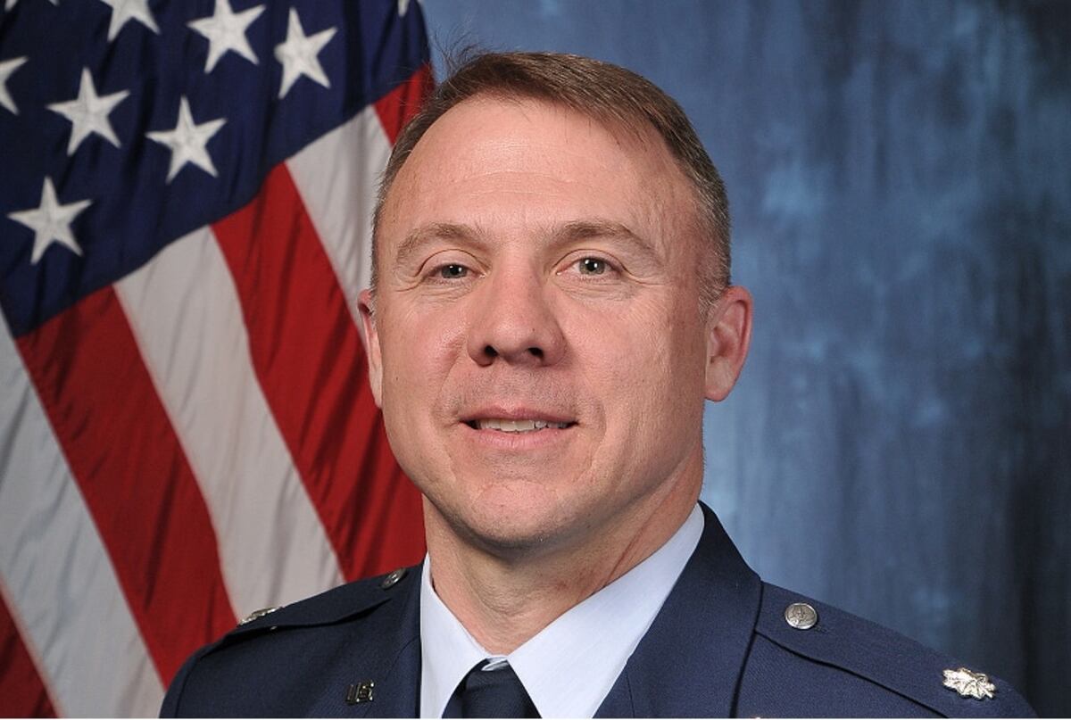 A-10 pilot who braved 'hailstorm of anti-aircraft fire' to save ...
