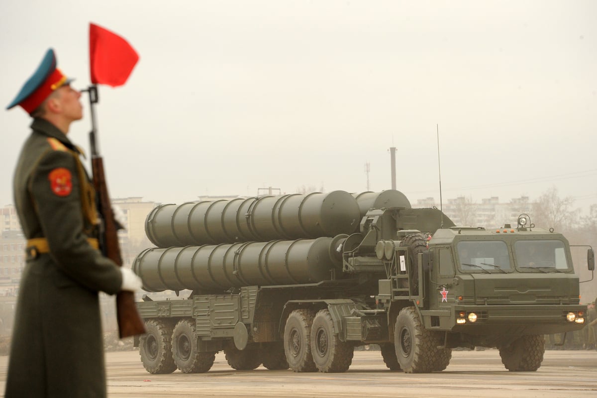 Russia: Iran To Receive S-300 Air Defenses by Year's End