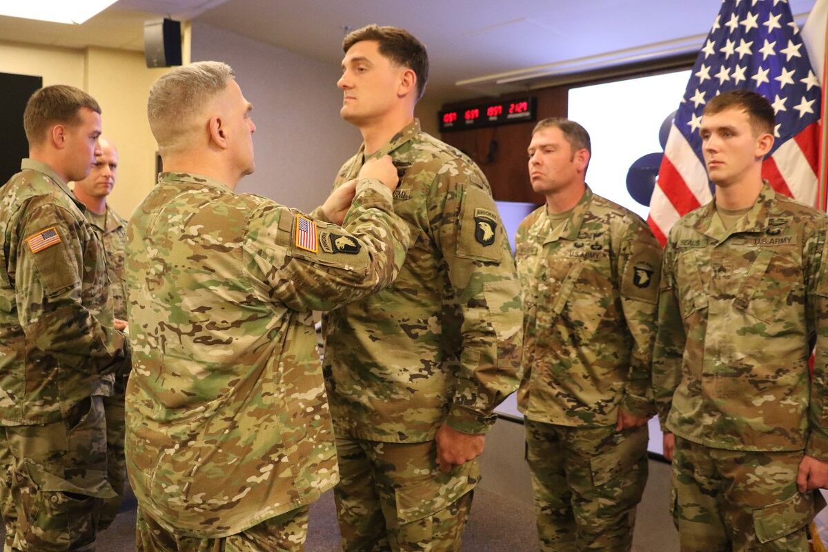 Six 101st Airborne soldiers receive Soldier's Medal for rescuing Black ...