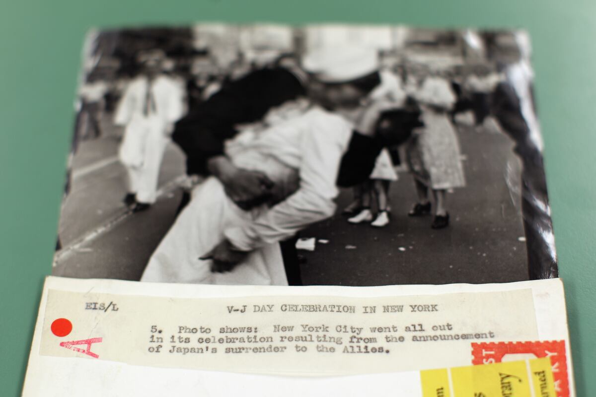 Greta Friedman, woman in iconic WWII Times Square kiss photograph, dies ...