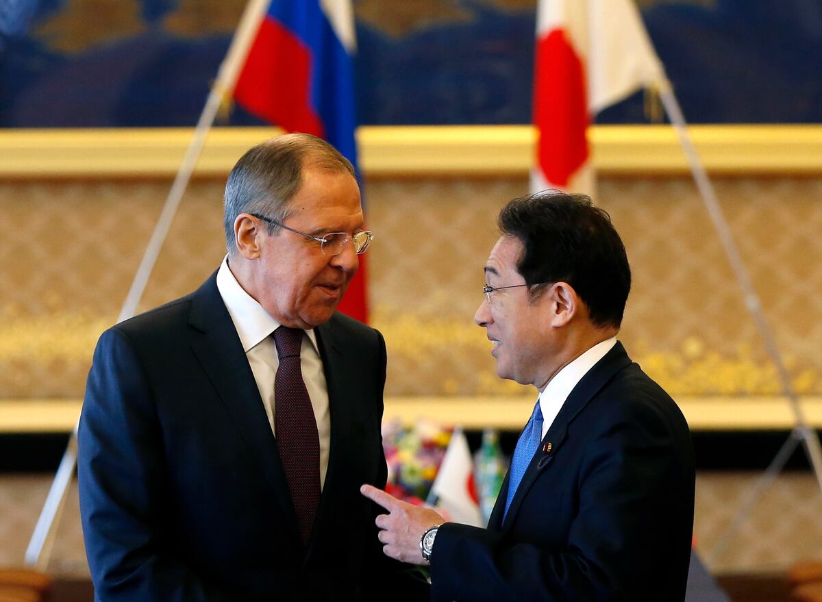 Japan, Russia talk security, territorial dispute