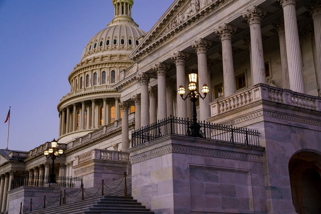 Office reentry pushing feds to job hunt, Federal Times survey shows