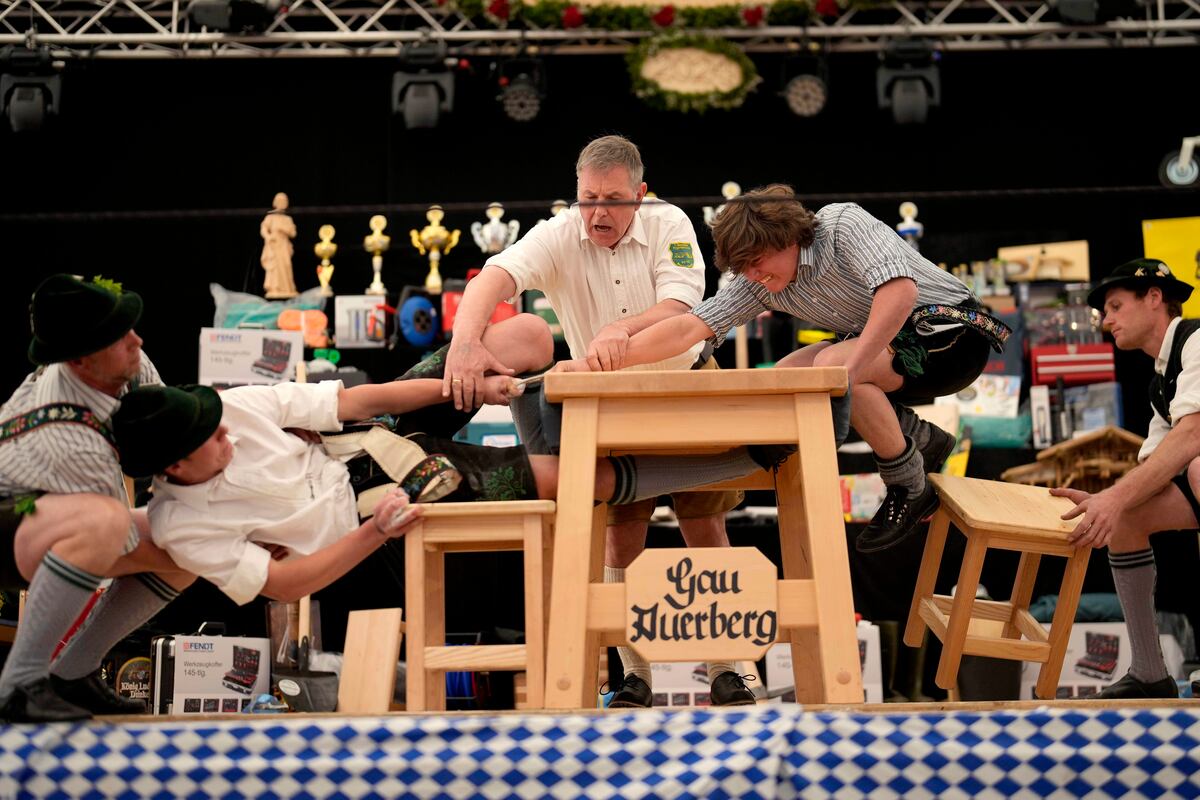 Germans With the Strongest Fingers Compete in ‘Wrestling’ Competition