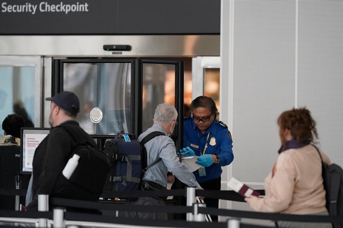 Tens of thousands of TSA workers get largest pay raise in decades