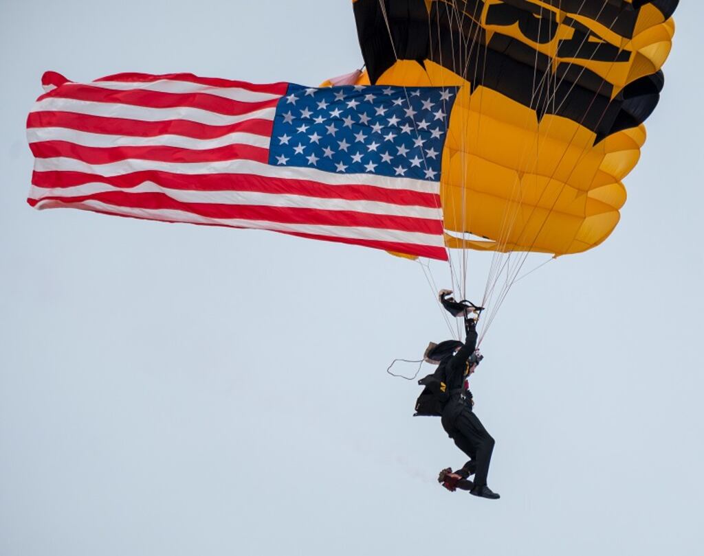 Three soldiers hospitalized after Golden Knights parachuting accident ...