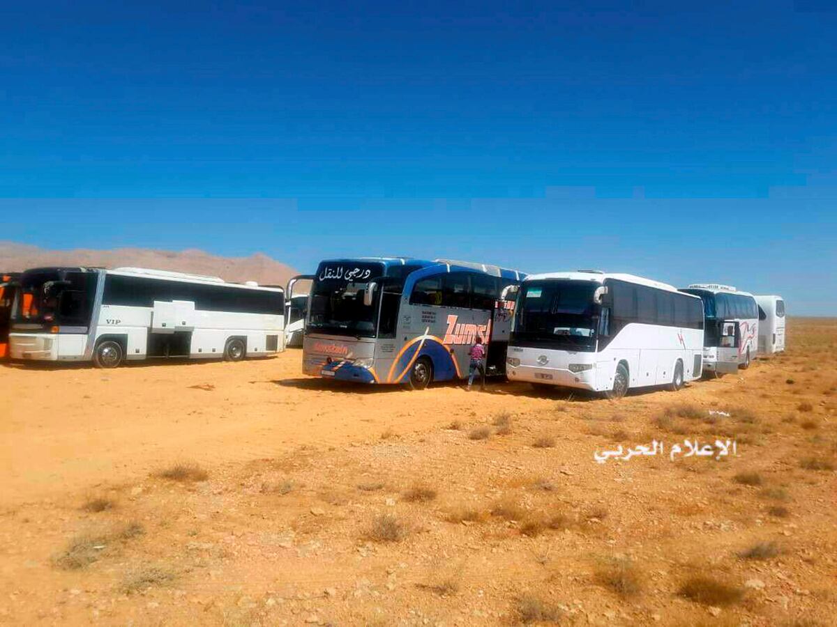 ISIS bus convoy still surrounded in the Syrian desert
