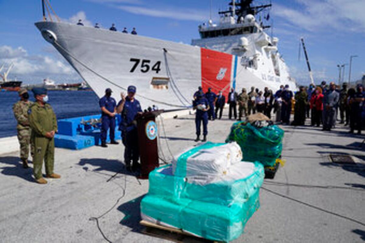 Semper Party: Coast Guard offloads record $1.4 billion haul of coke and ...