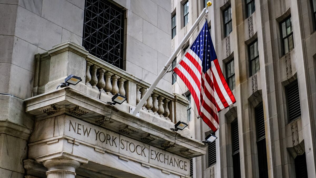 Stocks Fall Amid Renewed Fears Over Rate Hikes