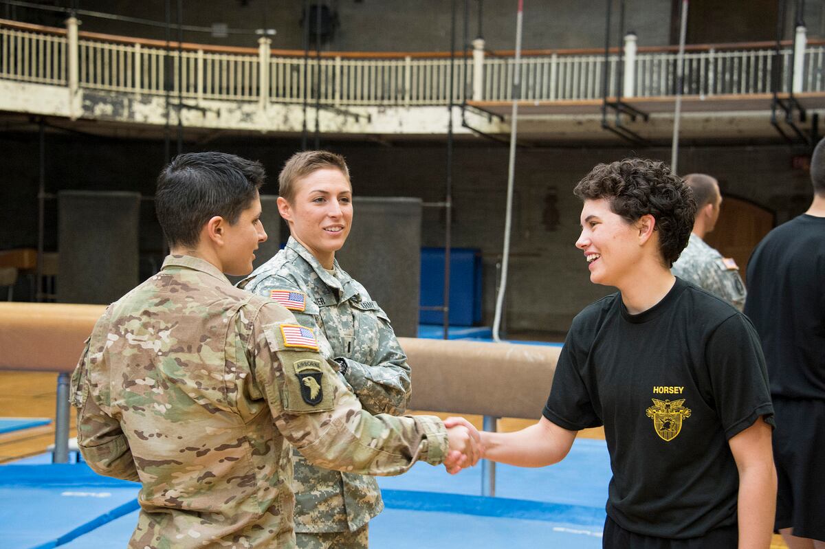 Army wants more female recruiters