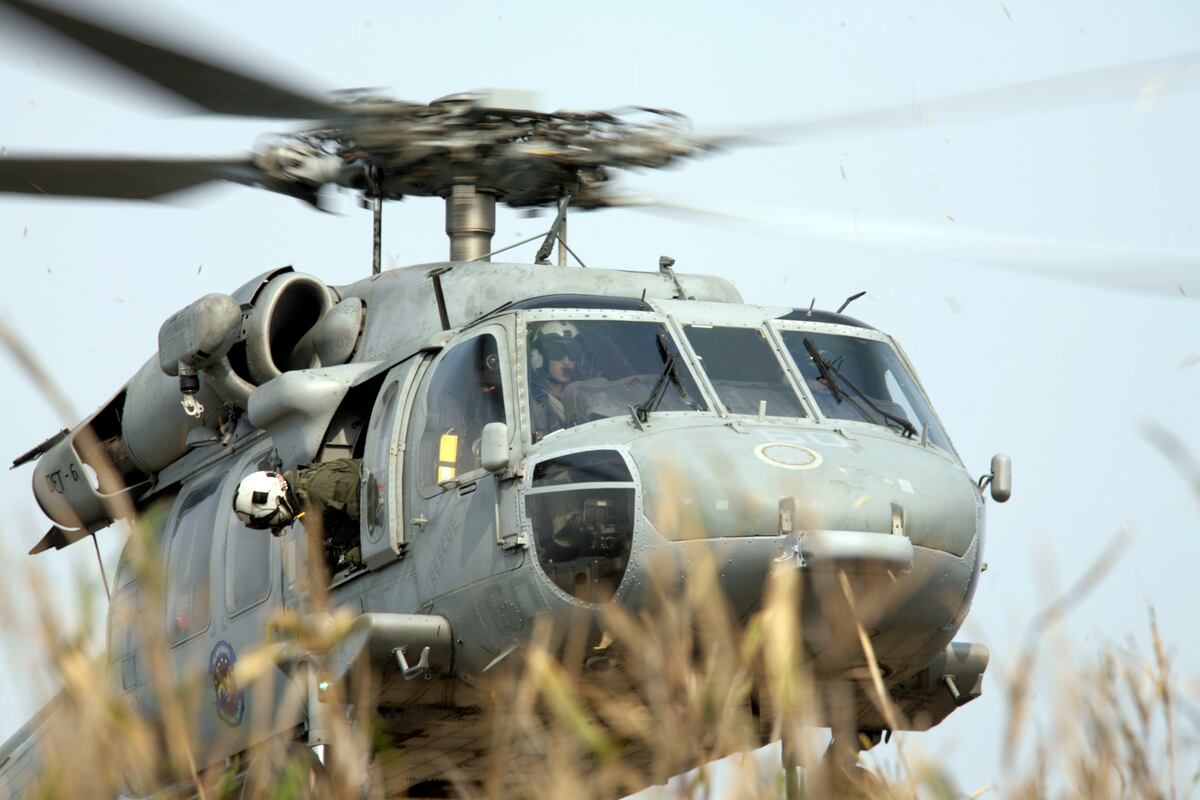 Seahawk helicopter rescues lost hikers in Guam