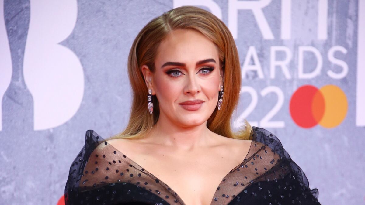 Adele Warns Fans About Throwing Objects