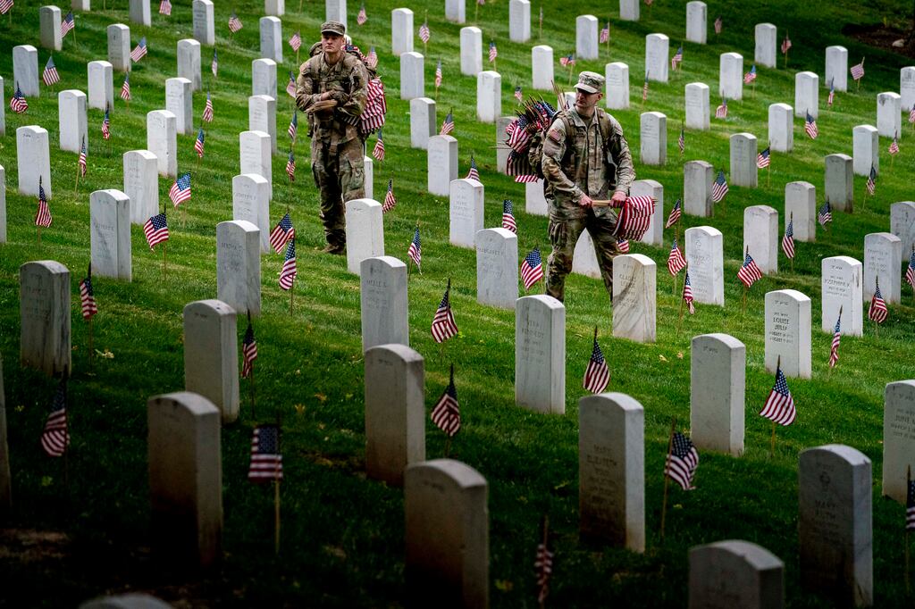 A veteran died in a nursing home, alone — hundreds came to say goodbye