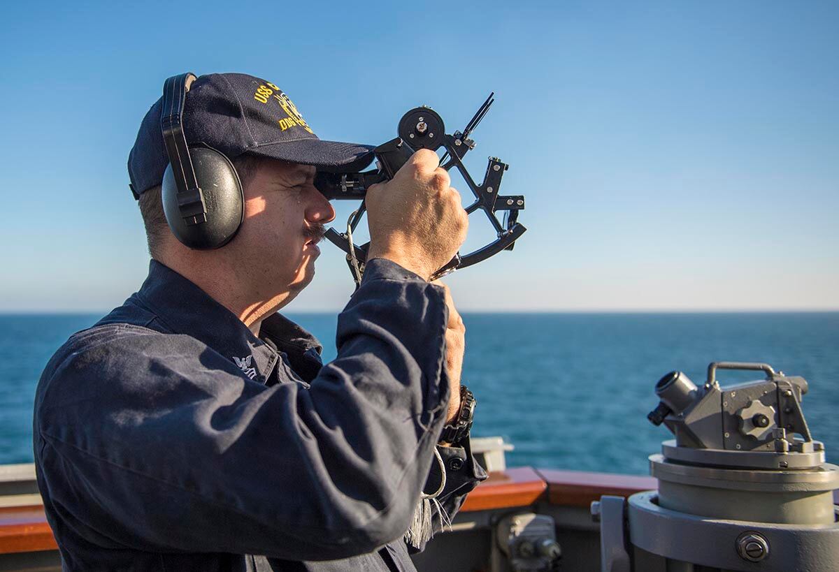 Navy offers new cash and incentives for extending FDNF sea tours