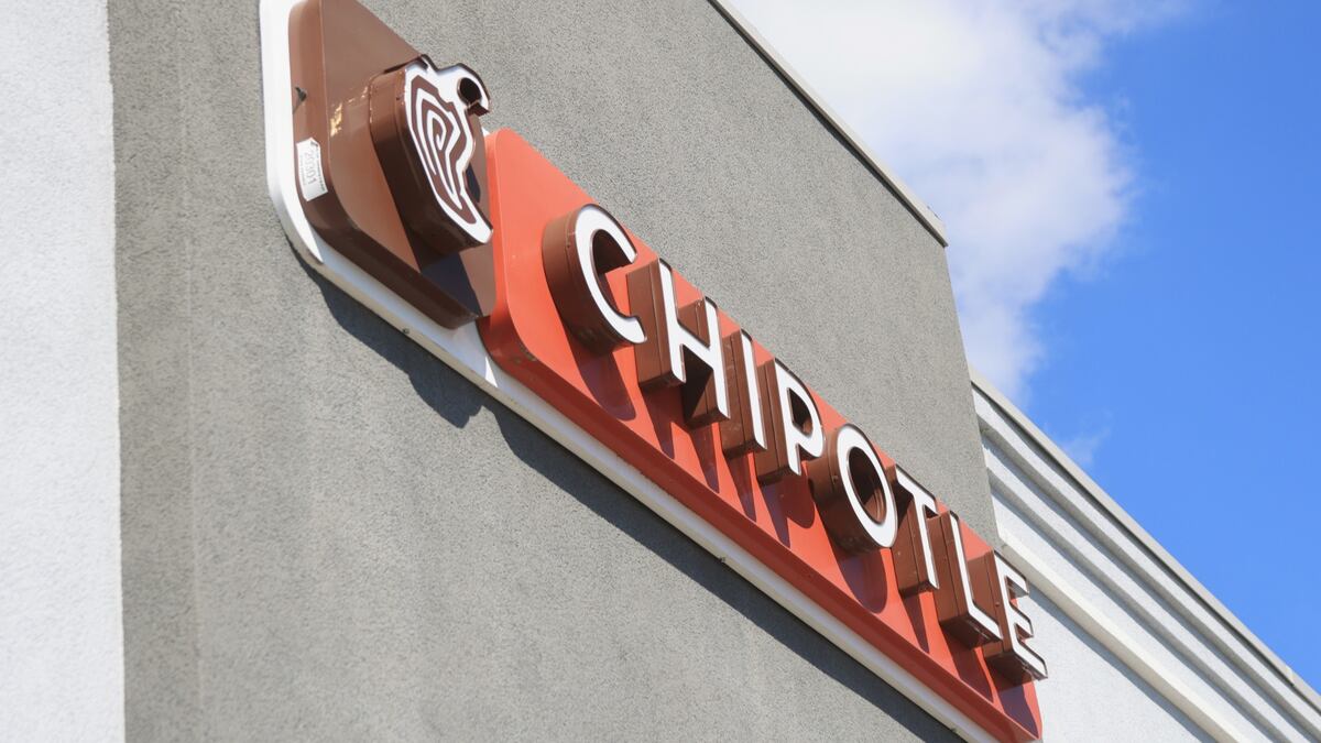 Chipotle Sued After Kansas Manager Allegedly Ripped Off Employee's Hijab