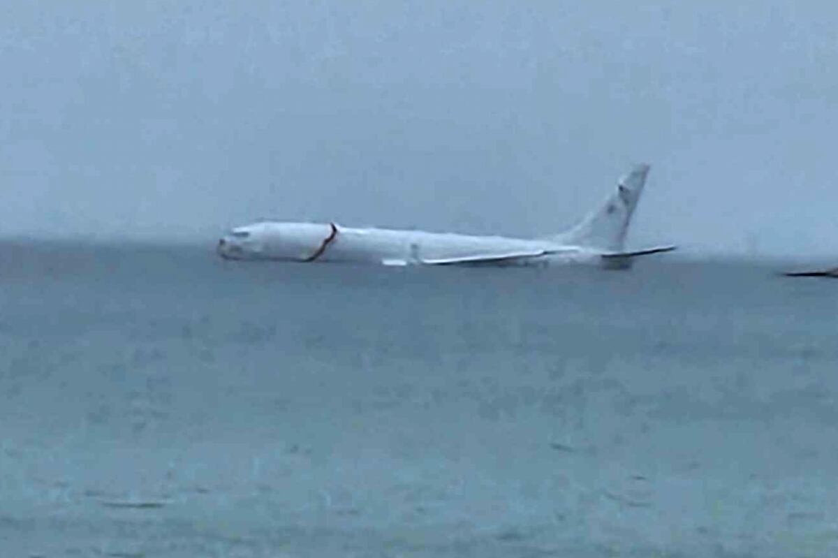 U.S. Navy Plane Misses Runway, Ends Up in Bay in Hawaii U.S. Navy Plane Misses Runway, Ends Up in Bay in Hawaii