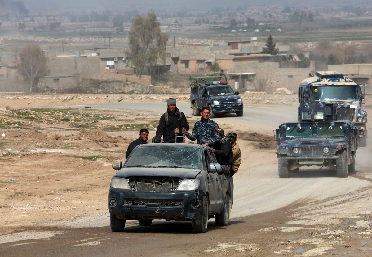 Iraqi forces battling Islamic State reach Mosul bridge