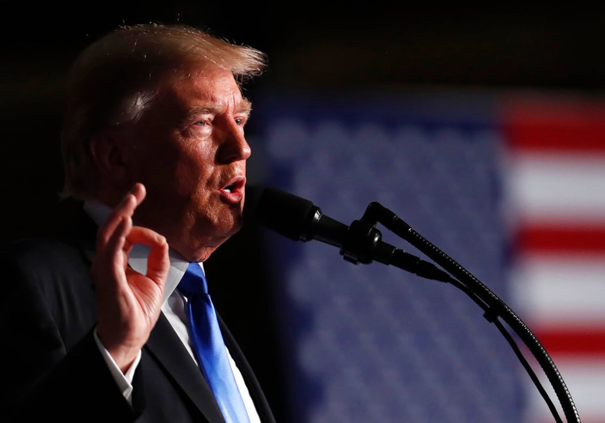 Trump signs memo banning transgender service