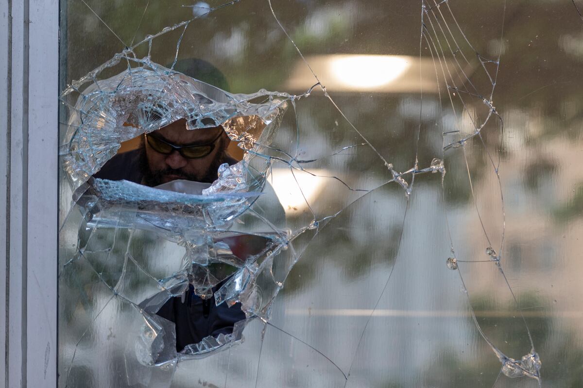 Protesters damage Veterans Affairs headquarters, several DC war monuments