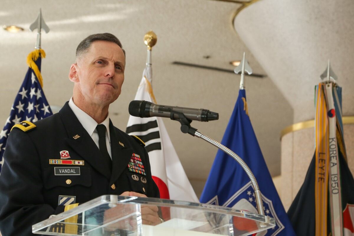 Newly retired 3-star, former commander of 8th Army, 2nd Infantry ...