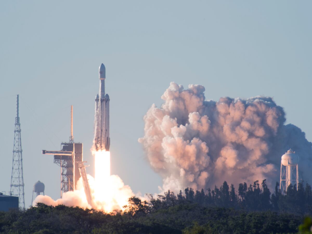 SpaceX launches Falcon Heavy rocket with 1st national security payload