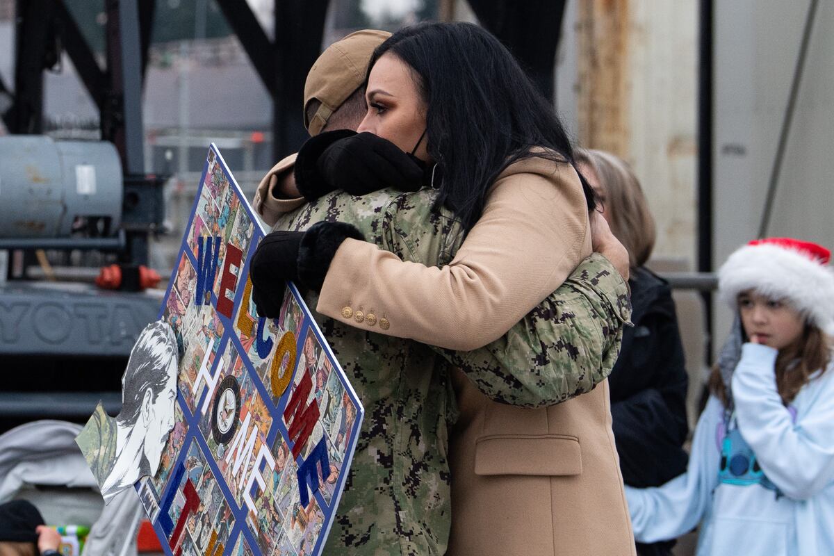 Stricken sub Connecticut returns home to Washington state