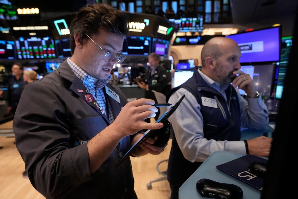 Wall Street Closes Its Best Week in a Year