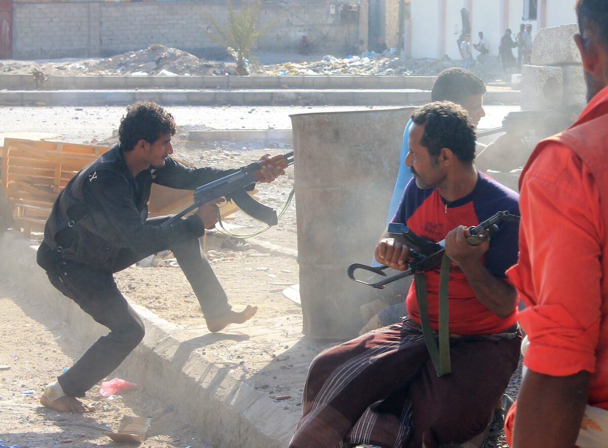 Hundreds of families trapped by fighting in Yemen's Aden