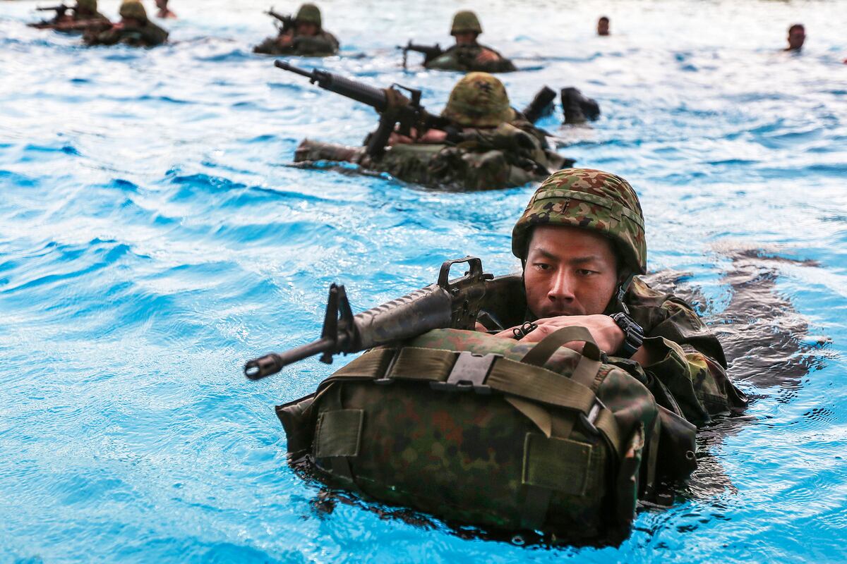 Japanese troops deploy to Australia with Oki-based Marines