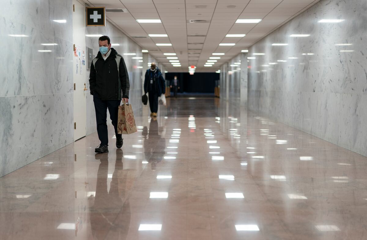 Only 1 in 3 federal employees fully back in office, survey finds