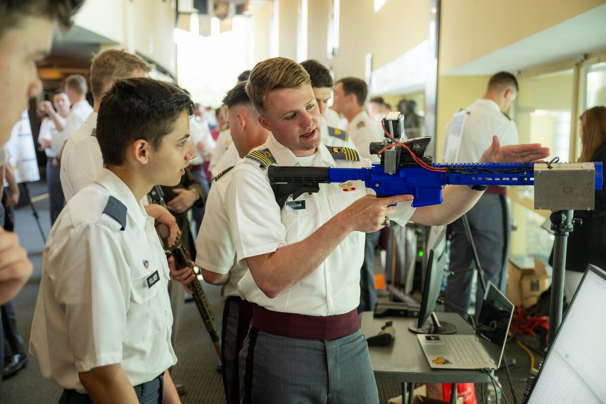 West Point team’s computerized rifle scope adjusts itself in combat